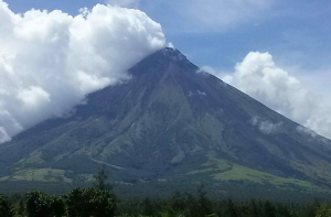 Bulkang Mayon, inilagay sa Alert level 1 mula Alert level 2