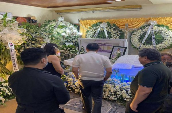 PBBM, dumalaw sa burol ni Negros Oriental Gov. Roel Degamo, agarang ... PBBM, dumalaw sa burol ni Negros Oriental Gov. Roel Degamo, agarang ...