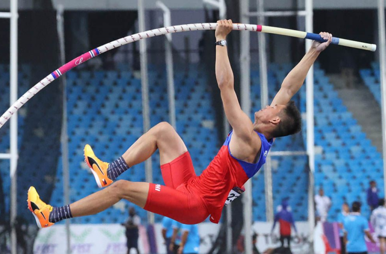 Filipino pole vaulter EJ Obiena, sasailalim sa serye ng training camps ...