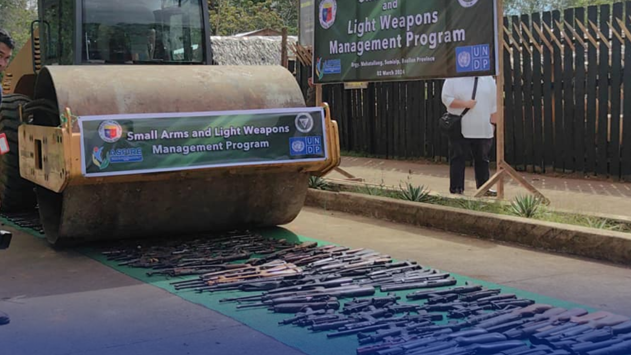 PBBM, pinangunahan ang pagsira sa mga isinukong loose firearms sa Peace ... PBBM, pinangunahan ang pagsira sa mga isinukong loose firearms sa Peace ...