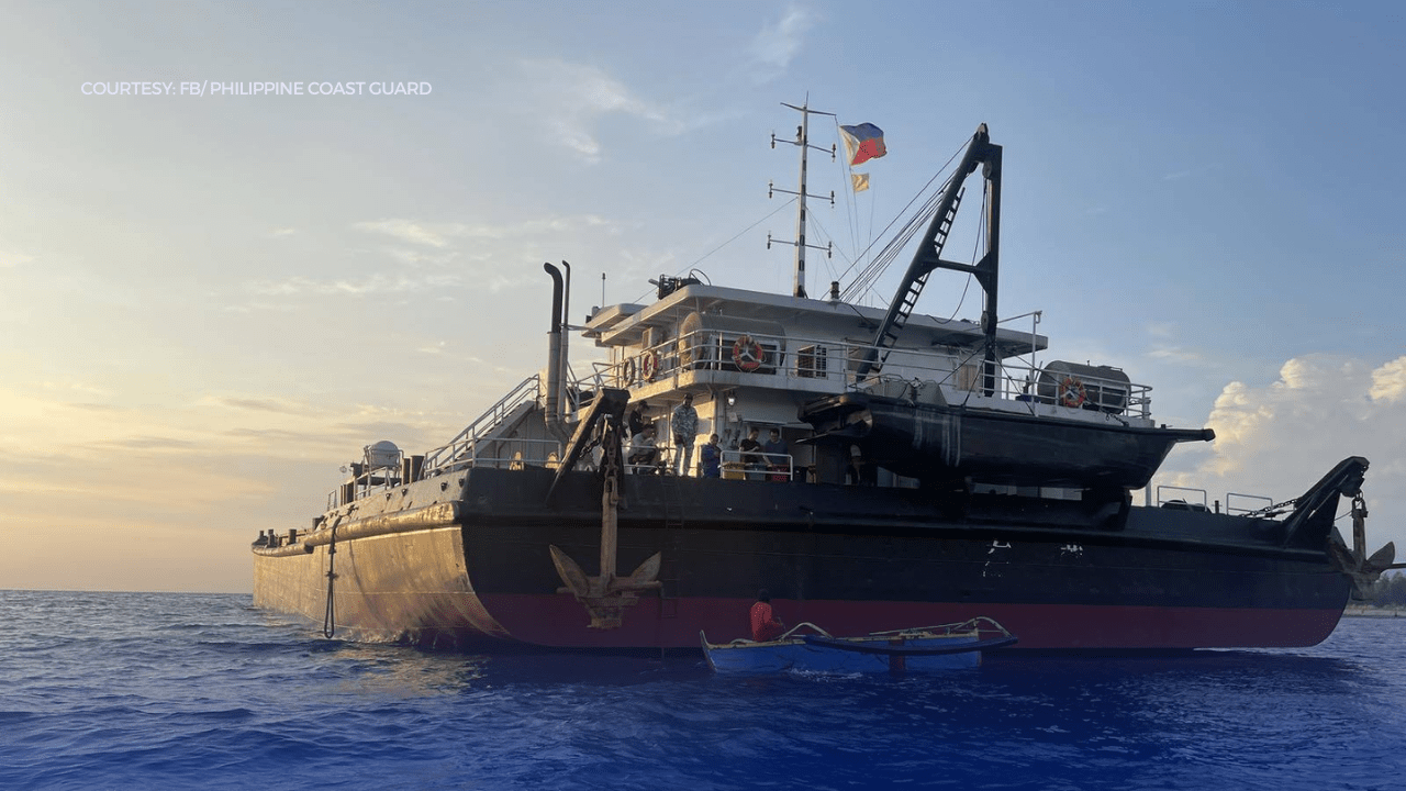 Barko na may mga sakay na tripulanteng Tsino, sumadsad sa Zambales